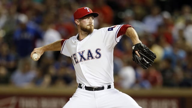 Spencer Patton re-signs with Rangers
