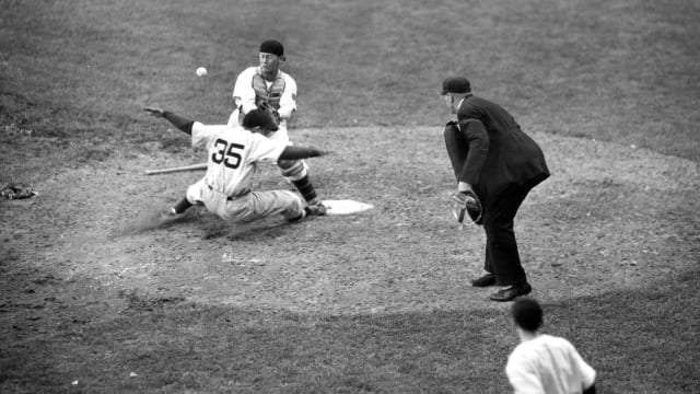 MLB stars with different uniform numbers