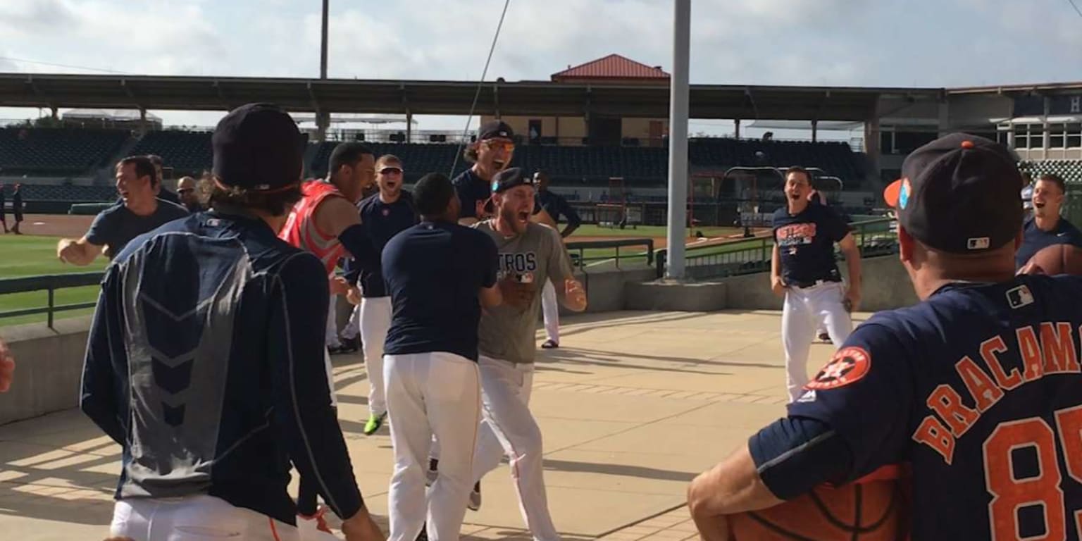Astros hold basketball shooting contest