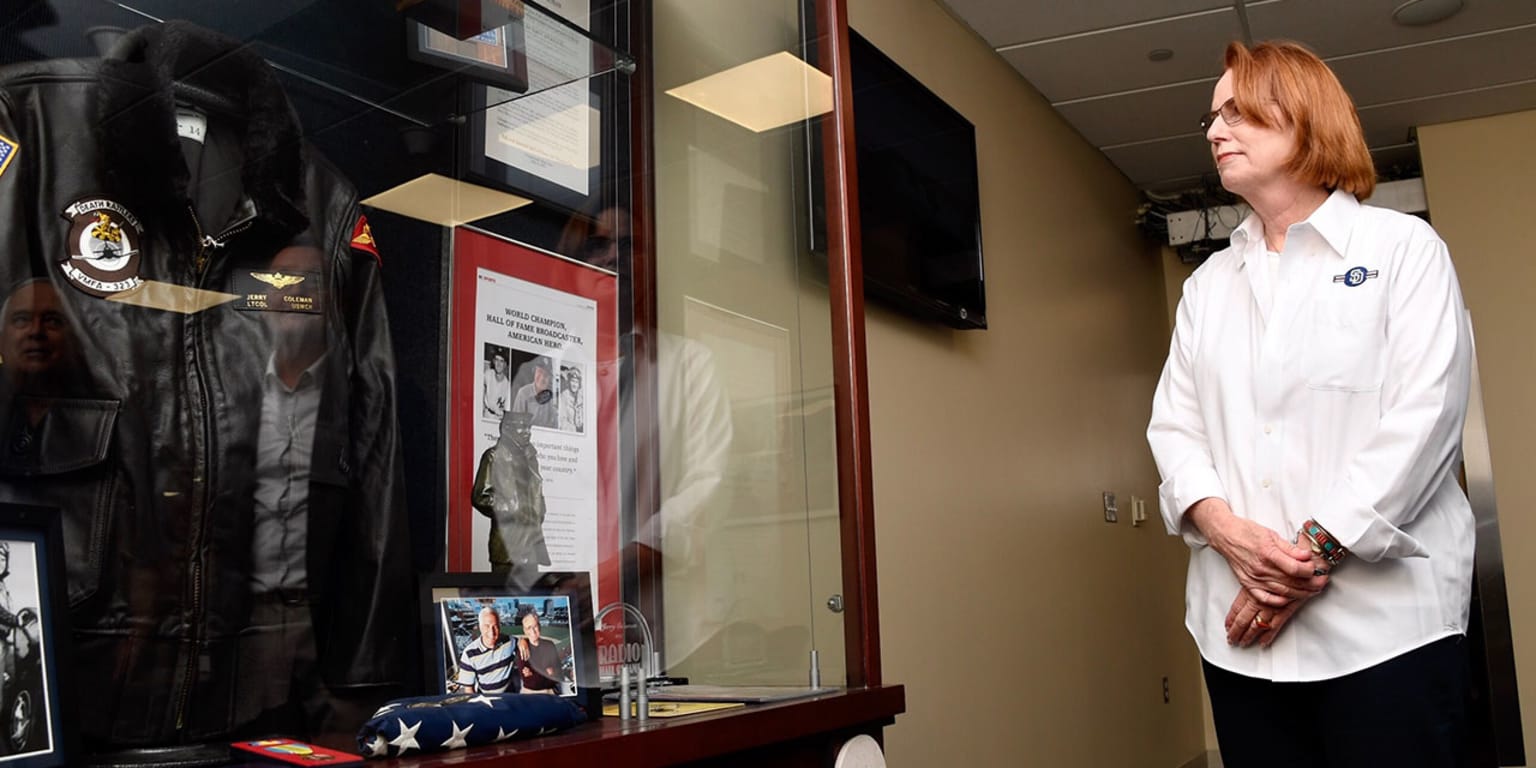 Padres unveil tribute to Jerry Coleman