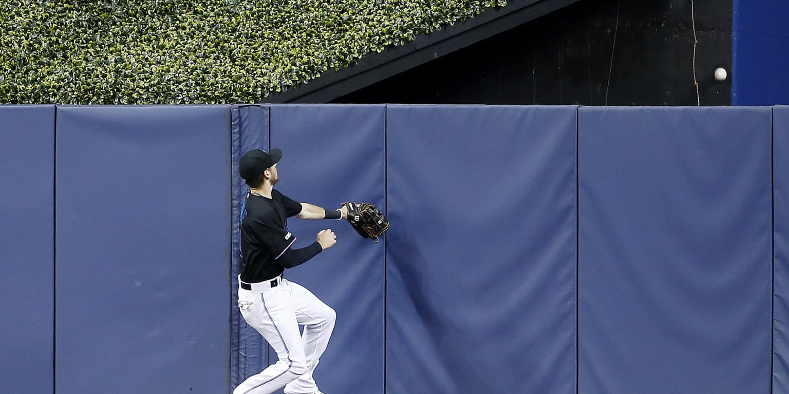 Derek Jeter considers moving fences in at Marlins Park