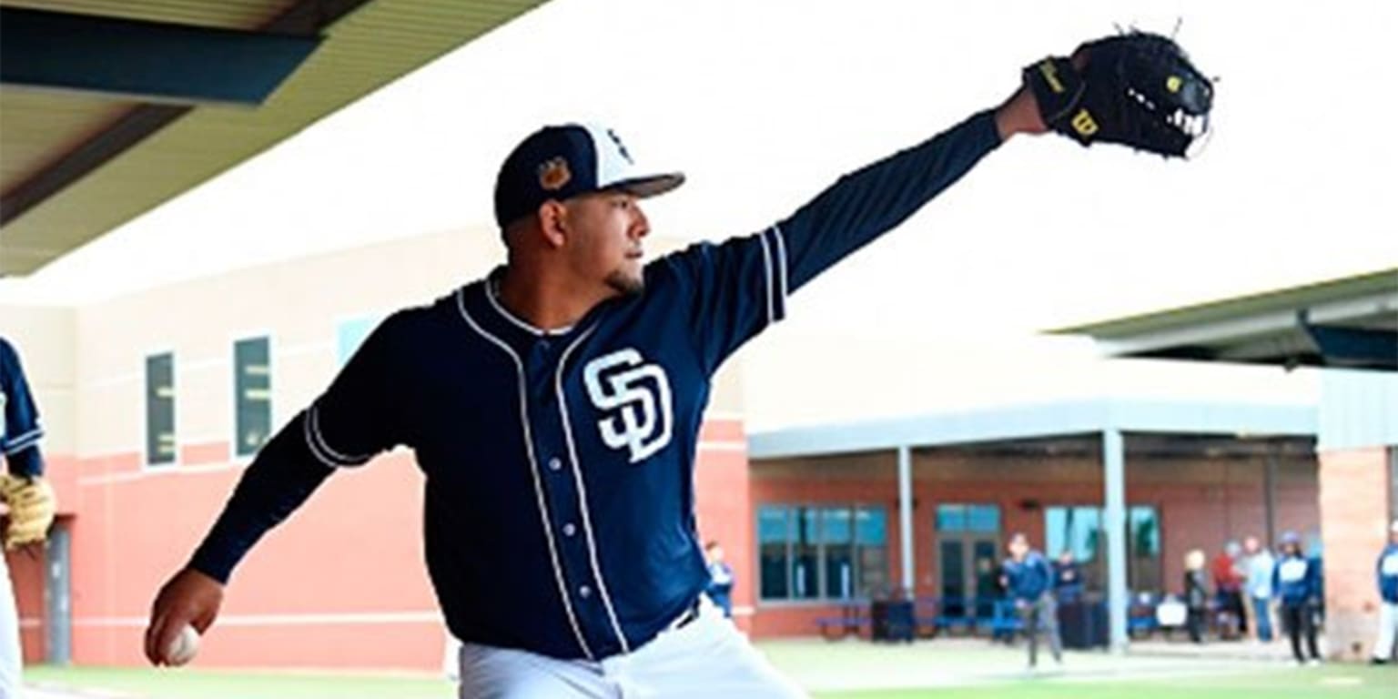 El venezolano José Ruiz hace la transición de receptor a lanzador en Padres