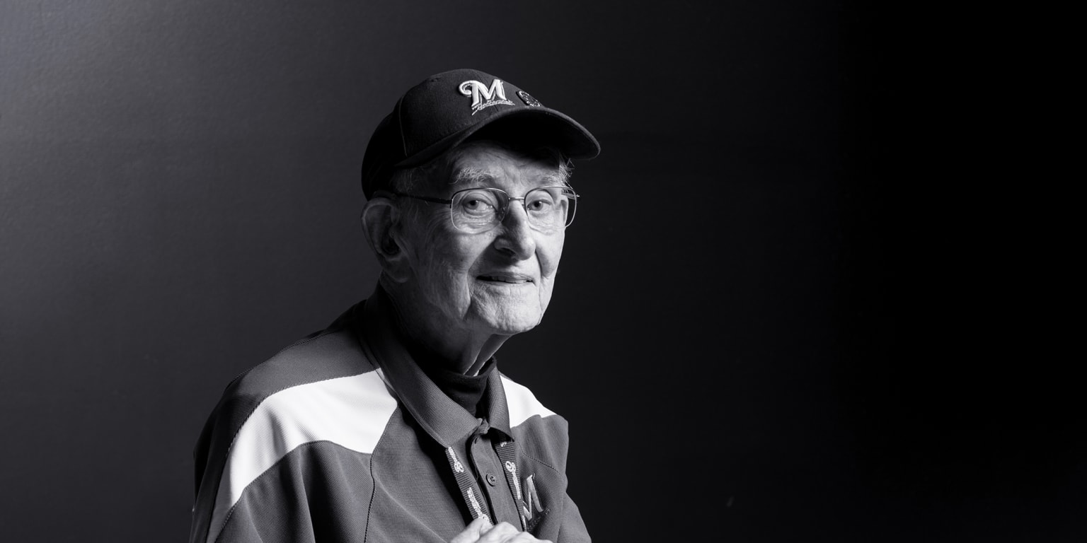 Brewers usher, tour guide Lou Montgomery dies