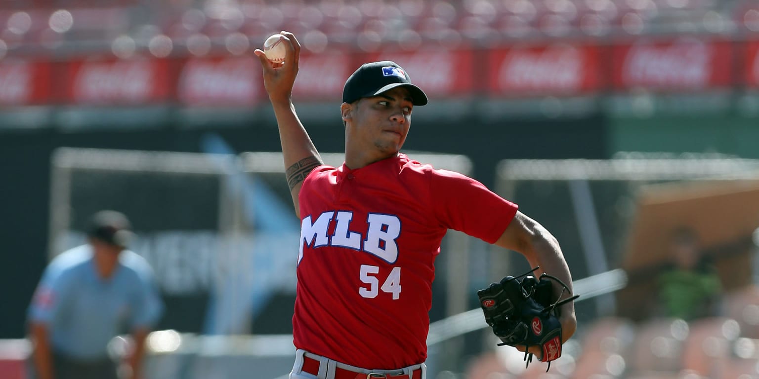 Sandy Gaston agrees to sign with Rays