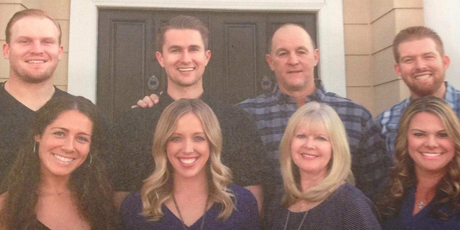 Baseball helps bind Tim Wallach's family