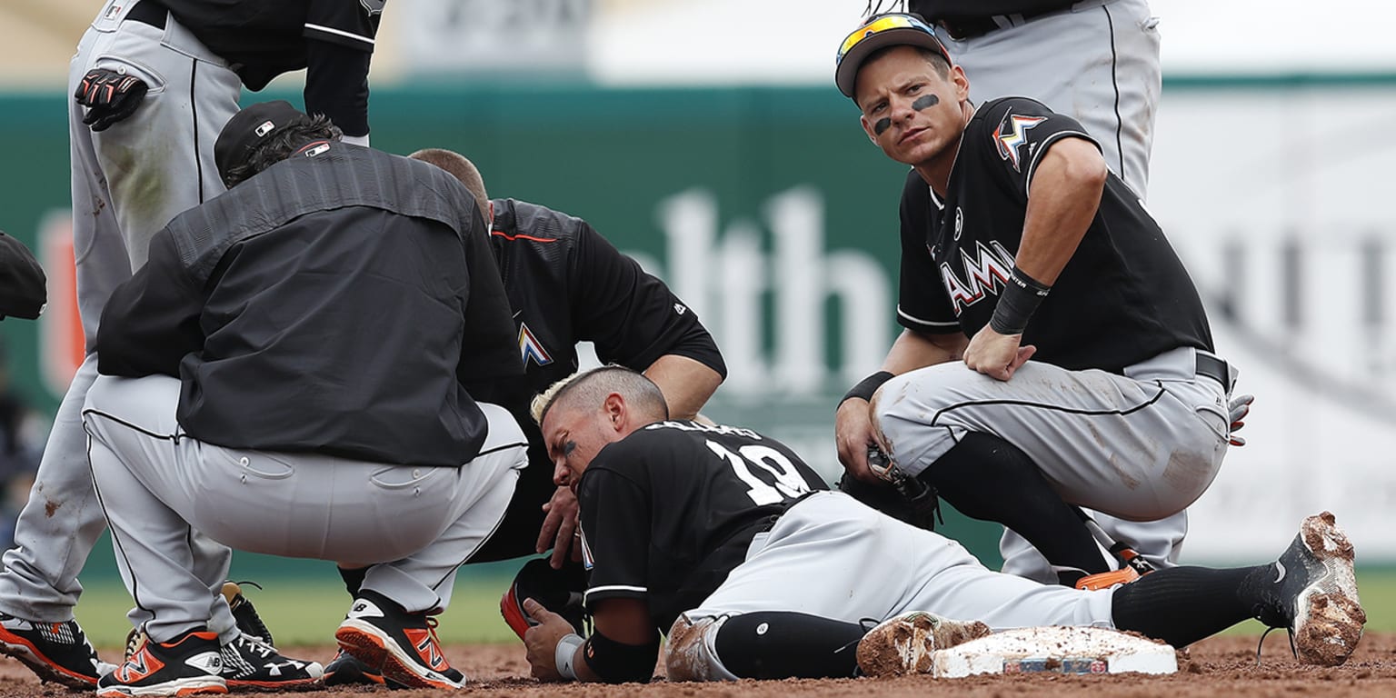 Marlins' Rojas exits with injury to head