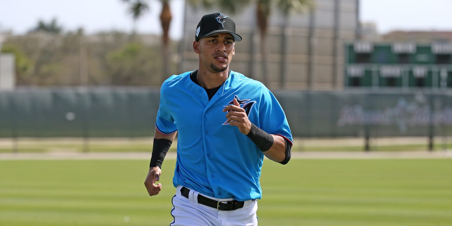 Victor Victor Mesa exits with hamstring strain