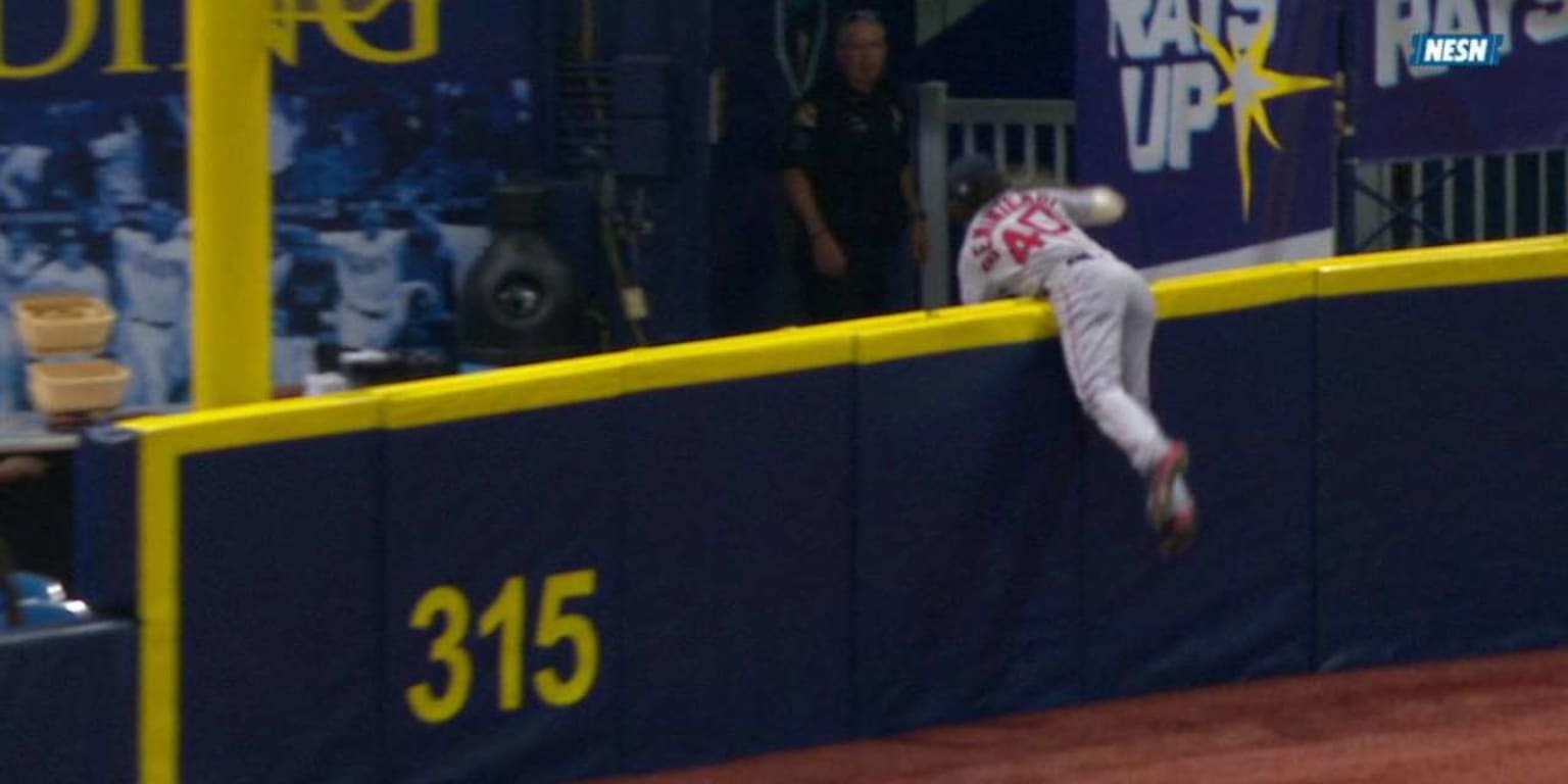 Watch Andrew Benintendi fling half his body over the wall to bring back ...