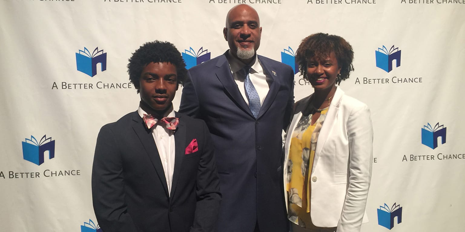 MLBPA director Tony Clark receives award