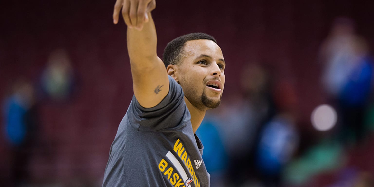 Steph Curry spent the Warriors' warmup practicing his pitching ...