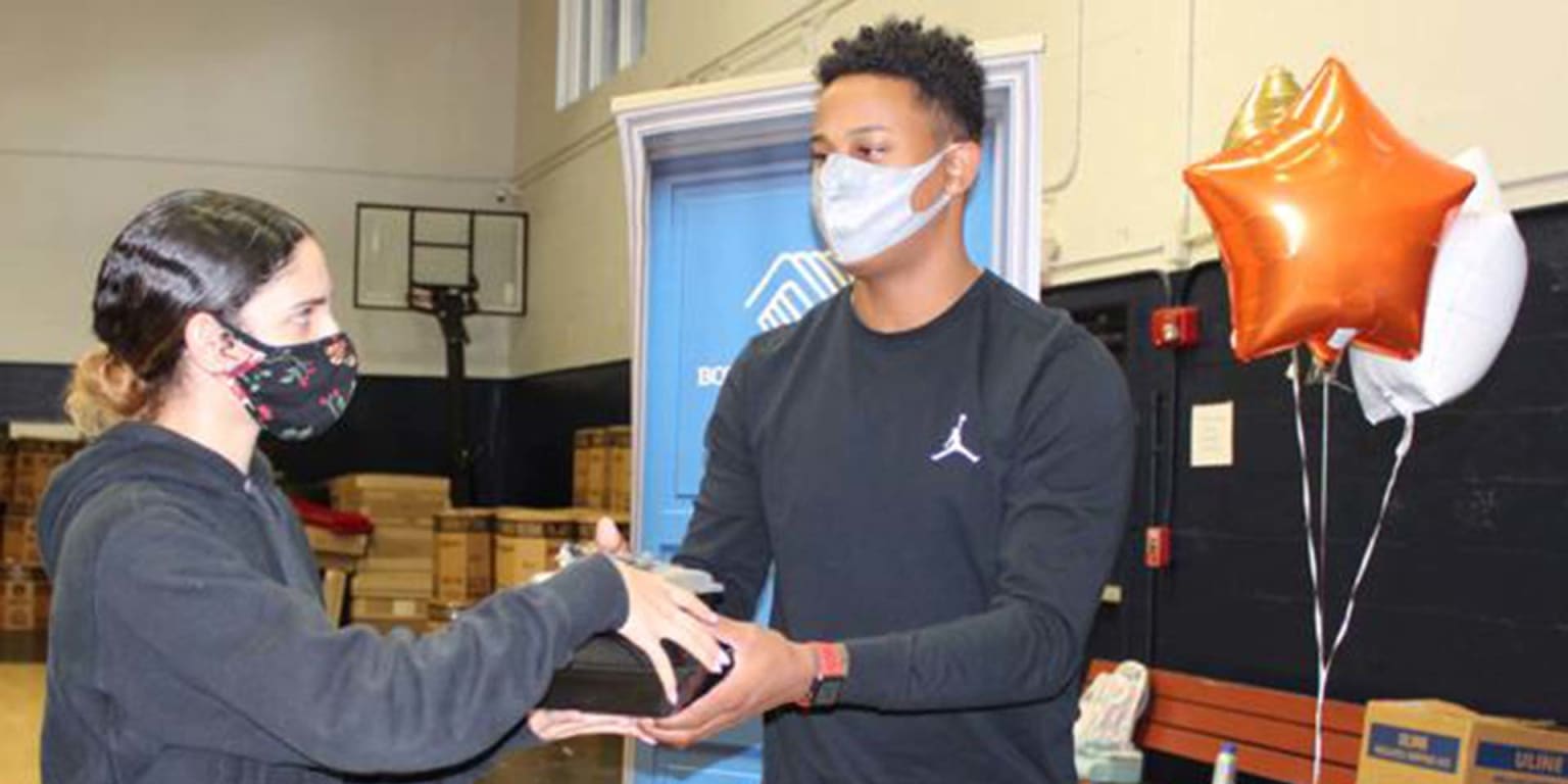 Yency Almonte helps feed Miami families