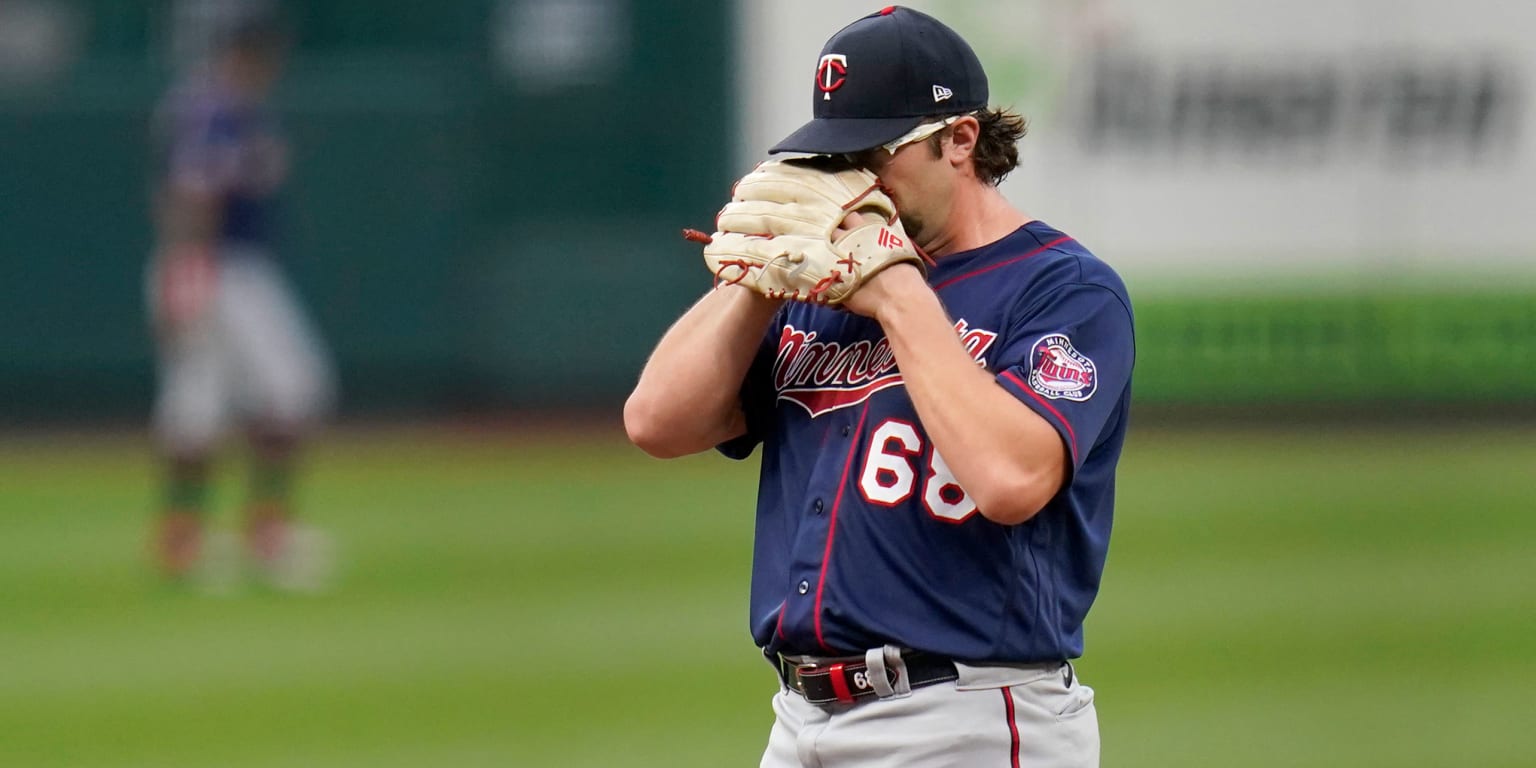 Randy Dobnak, Caleb Thielbar wild third inning