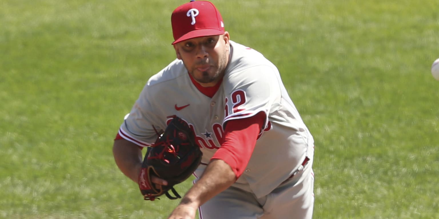 José Álvarez signs with Giants