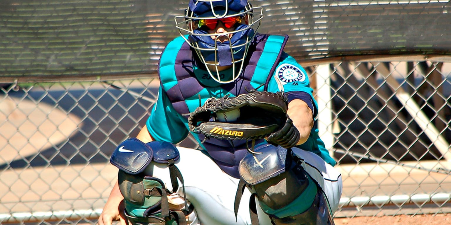 Framing push has catchers thinking inside box