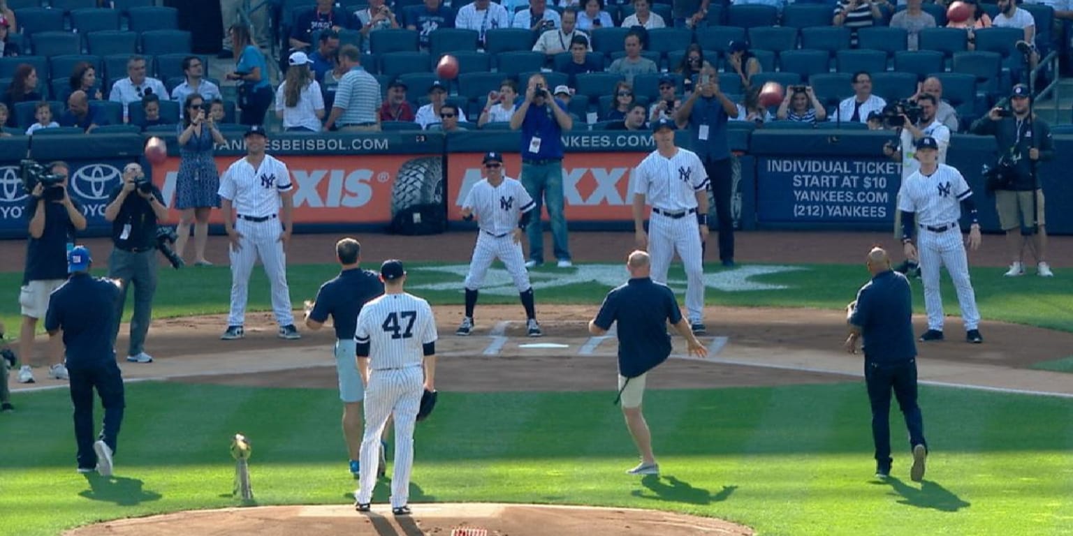 Members of the 2007 New York Giants threw (and kicked) ceremonial first ...