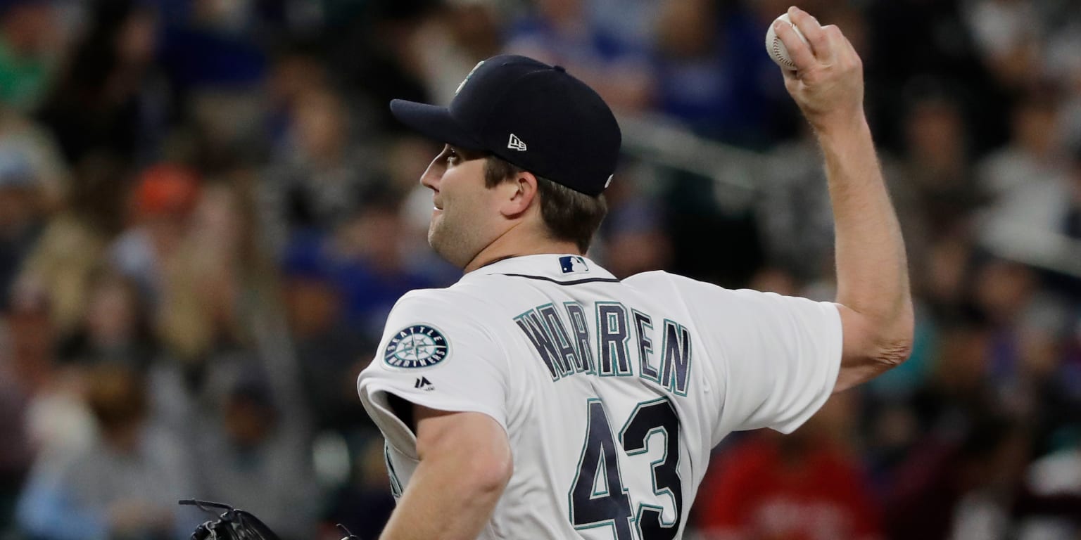 Padres sign pitcher Adam Warren