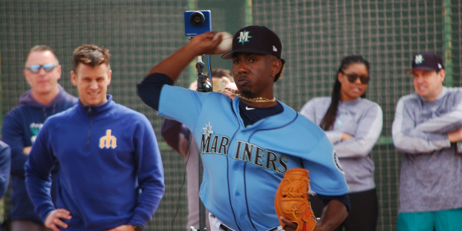Prospect Justin Dunn pitches in Mariners camp