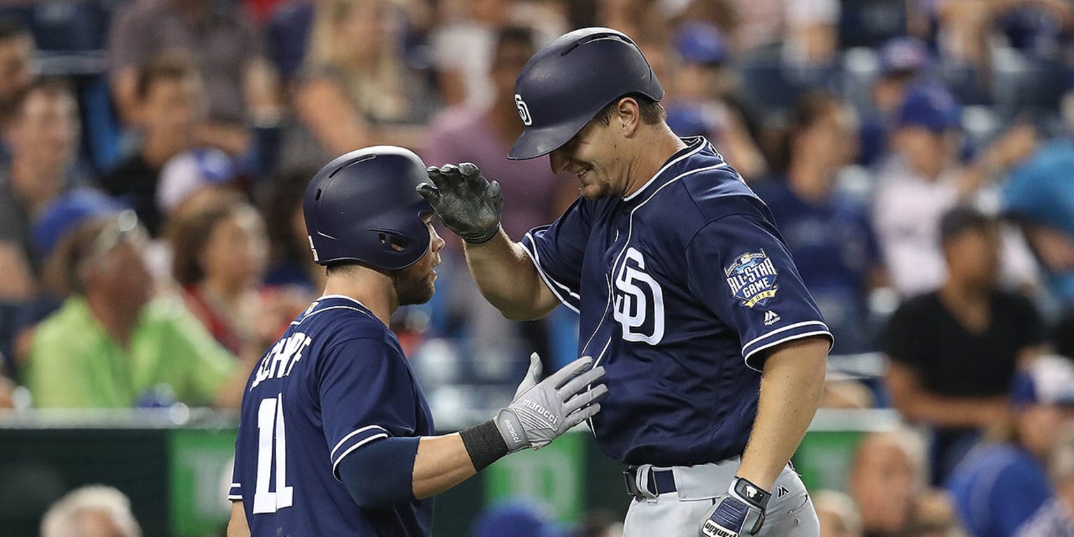 Alex Dickerson extends Padres' homer streak