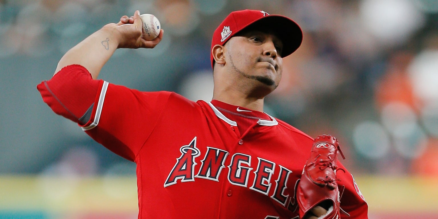 Padres sign pitcher Jhoulys Chacin
