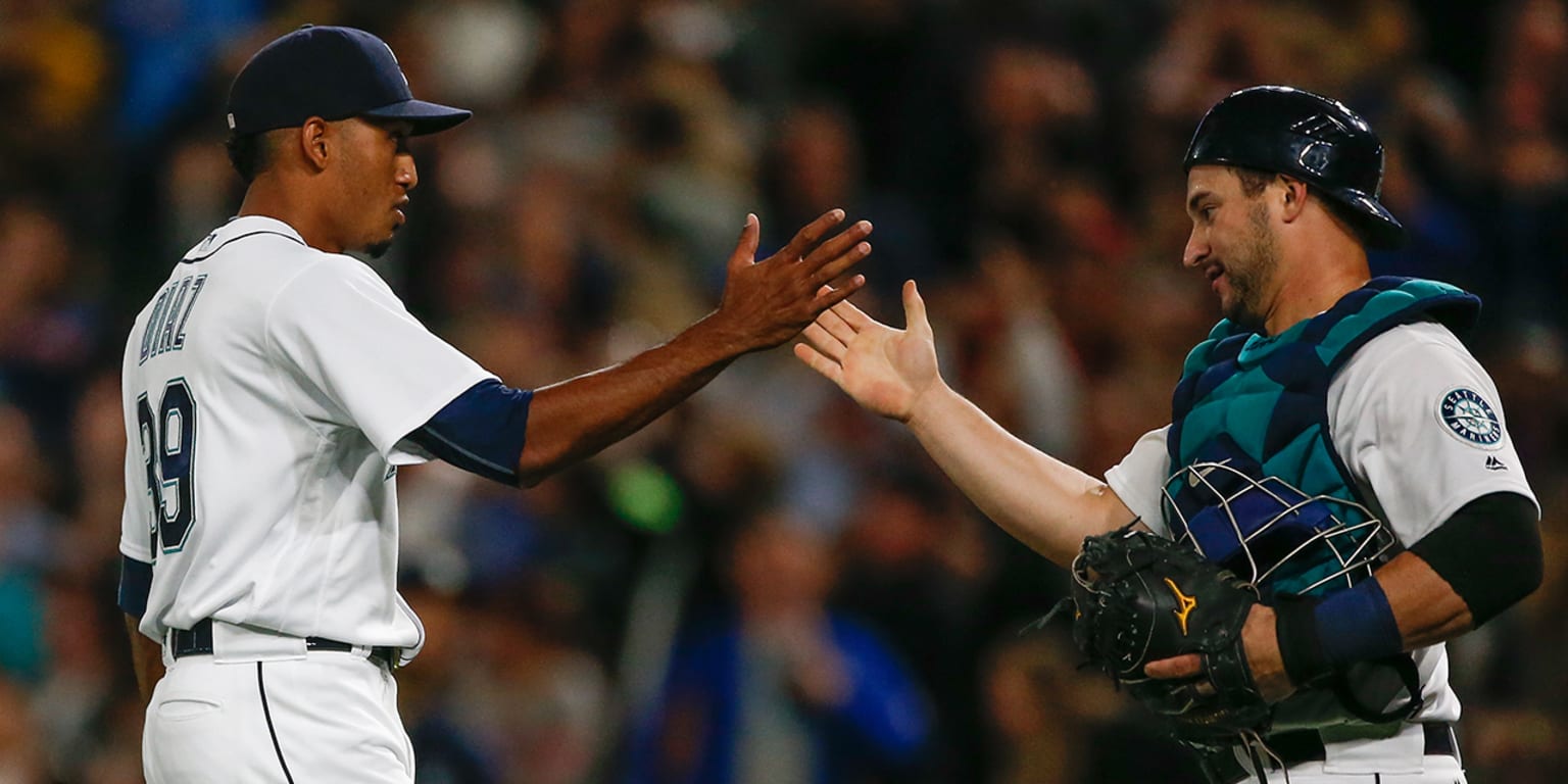 Mariners' Diaz earns first save as closer