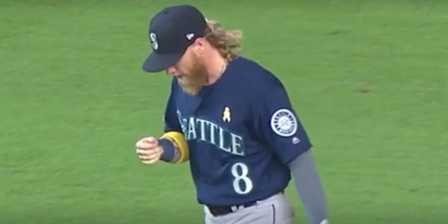 Jake Fraley exits with right thumb injury