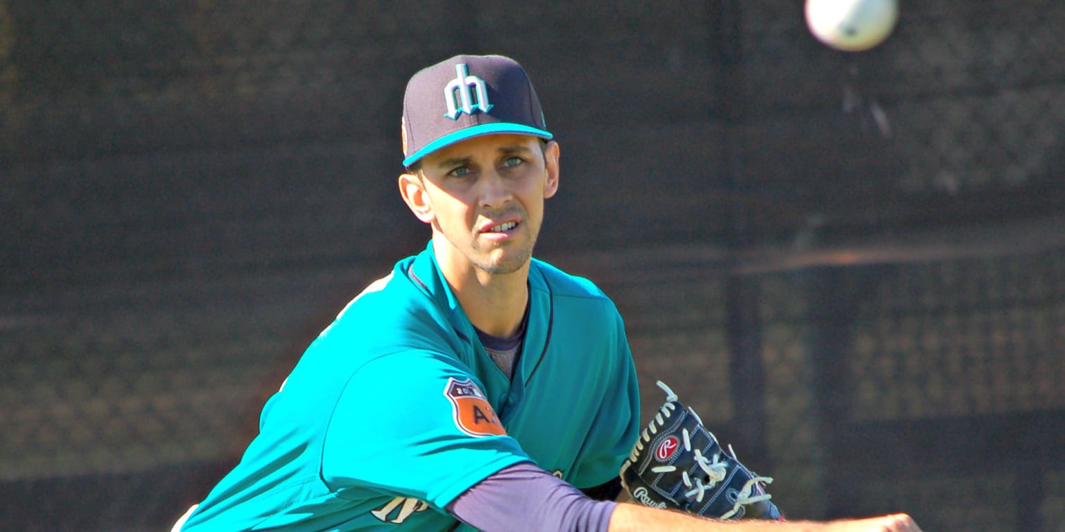 Seattle Mariners Steve Cishek playing toss