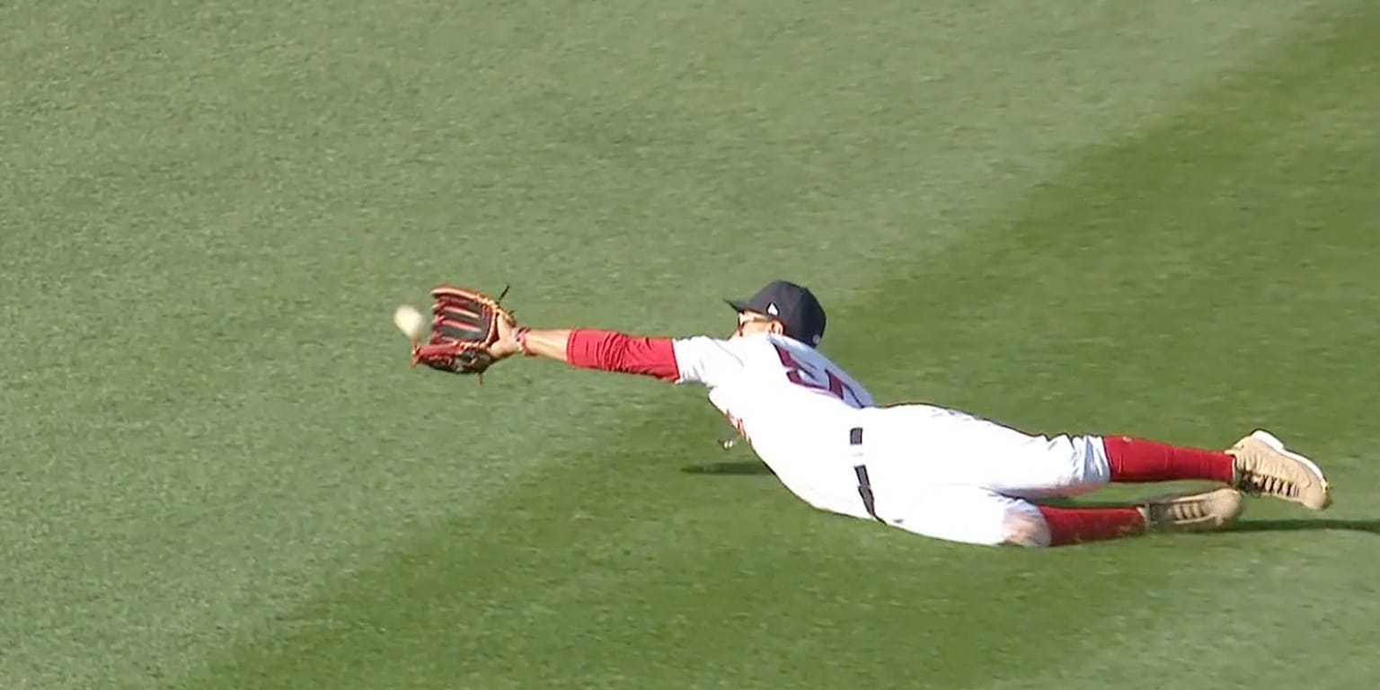Mookie Betts makes diving catch to rob hit