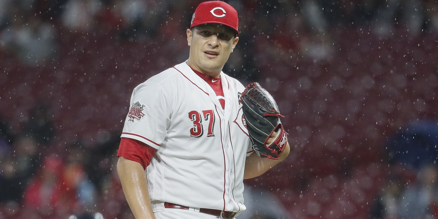 Luis Castillo, David Hernandez reign for Reds