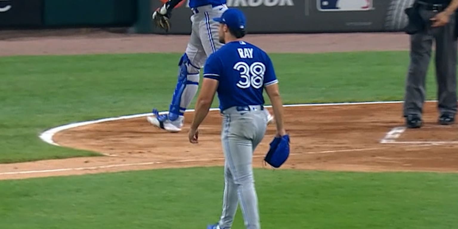 Ray poncha a 13, pero bullpen se derrumba