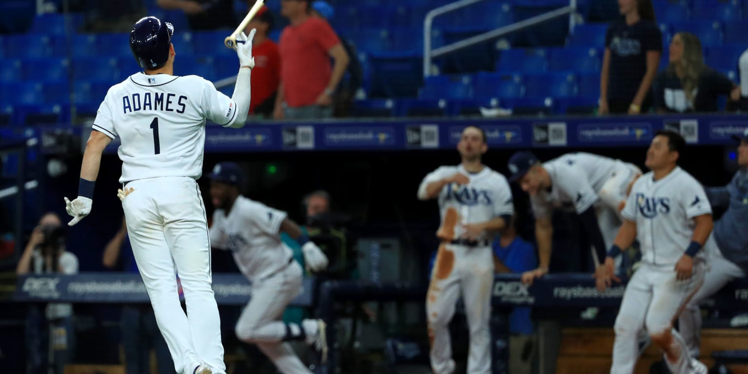 Willy Adames súper bat flip