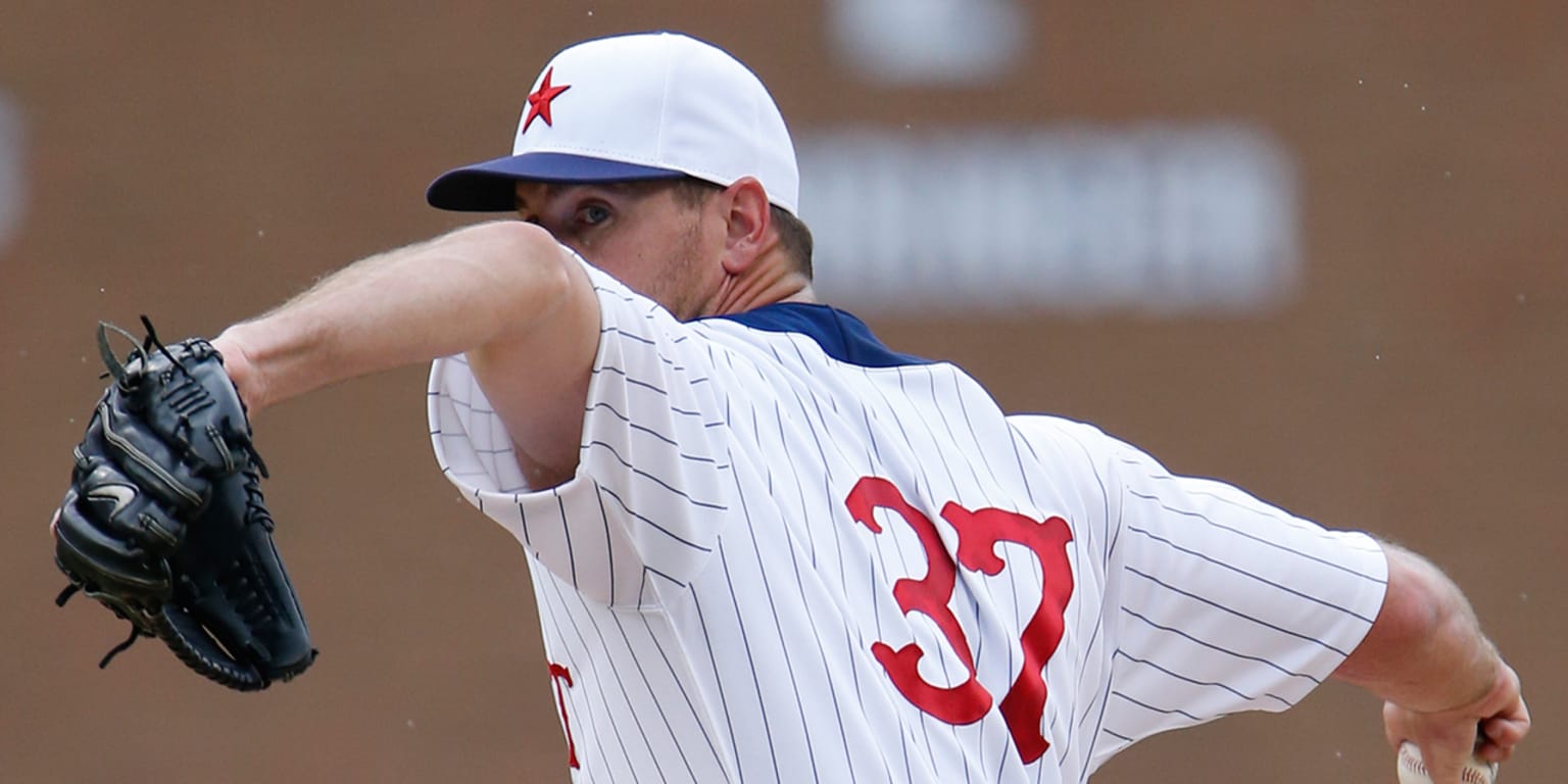 Mike Pelfrey earns first win with Tigers