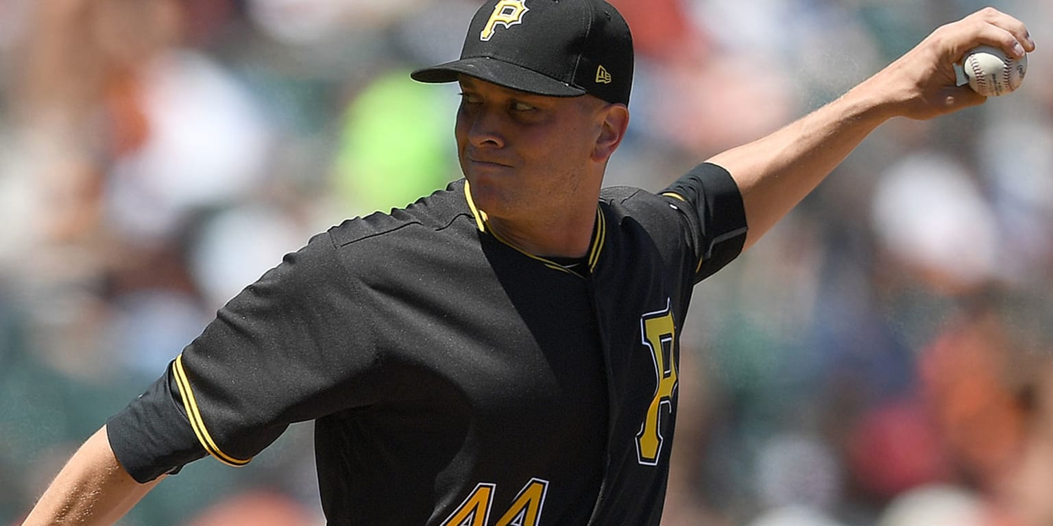 Relief pitcher Tony Watson joins Giants