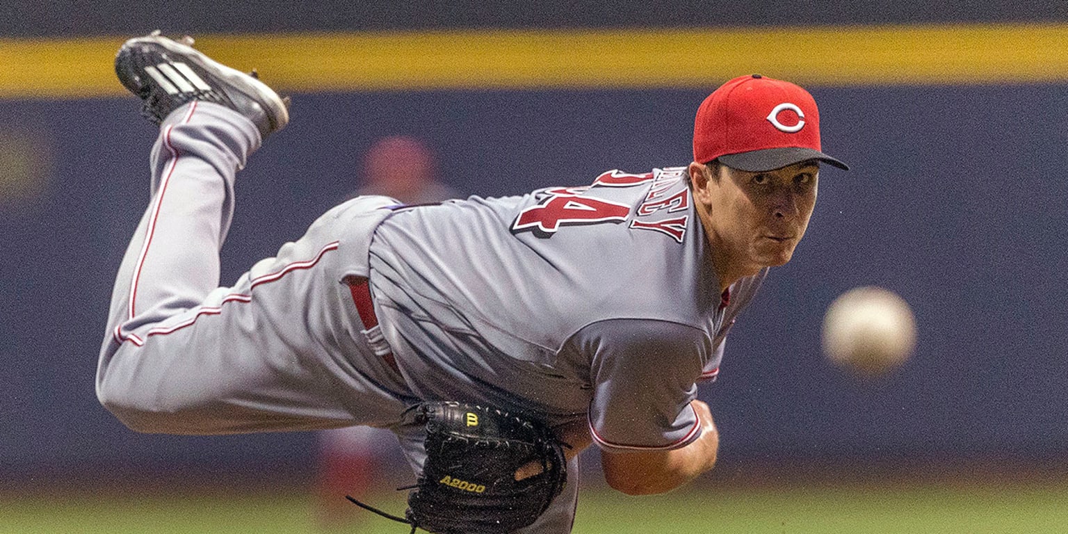 Reds beat Brewers behind vintage Homer Bailey