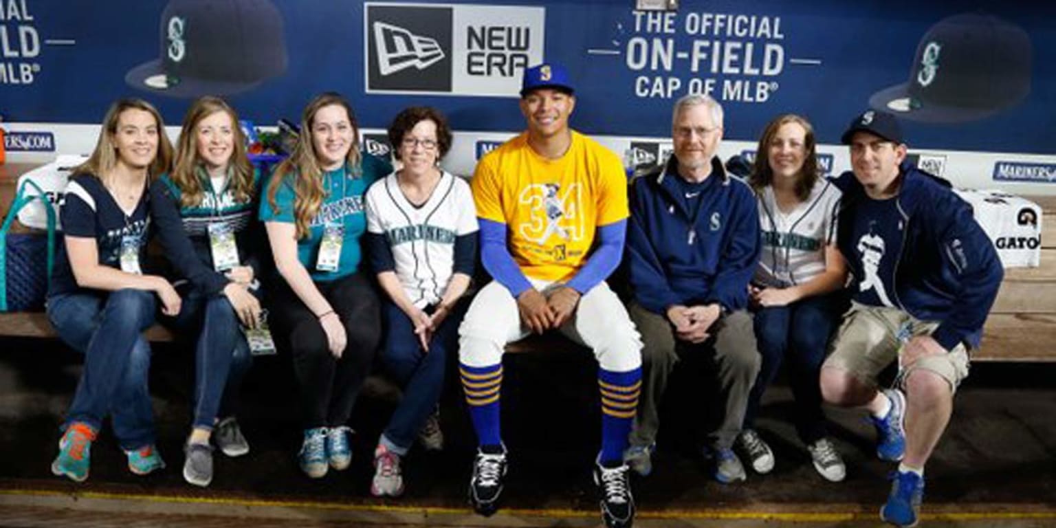 Mariners' host Honorary Bat Girl Betsy Haffner