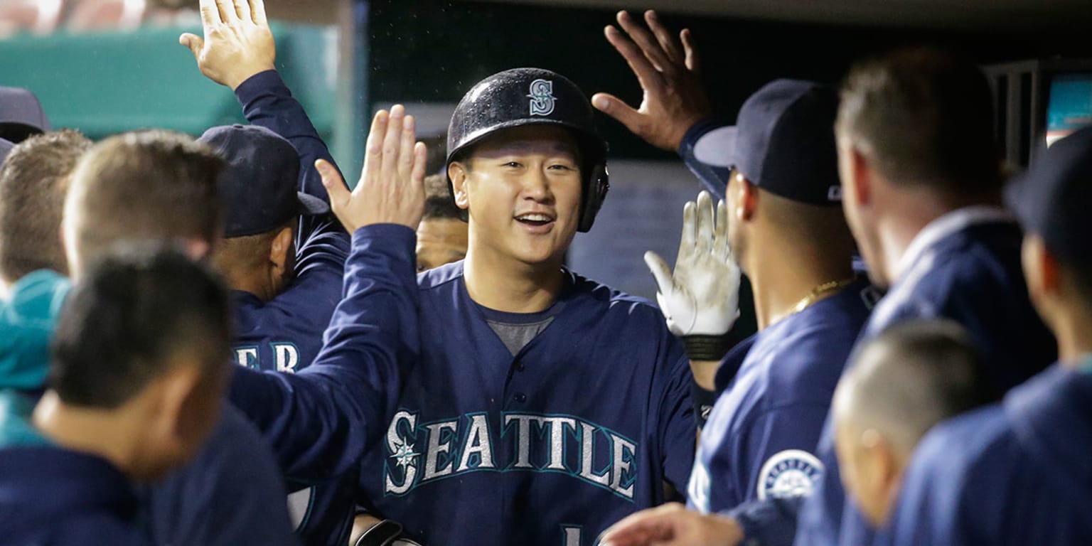 Dae-Ho Lee drives in 3 as Mariners beat Reds