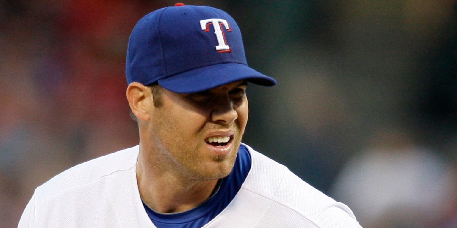 Rangers sign Colby Lewis to one-year deal