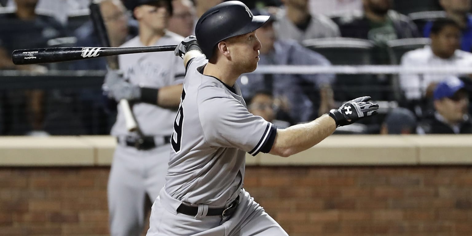 Yankees' Todd Frazier sits out with stiff back