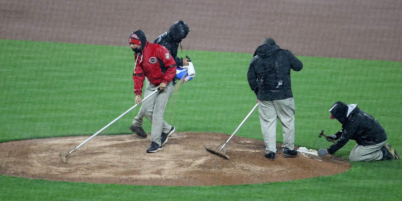Reds' opener vs. D-backs suspended in 8th