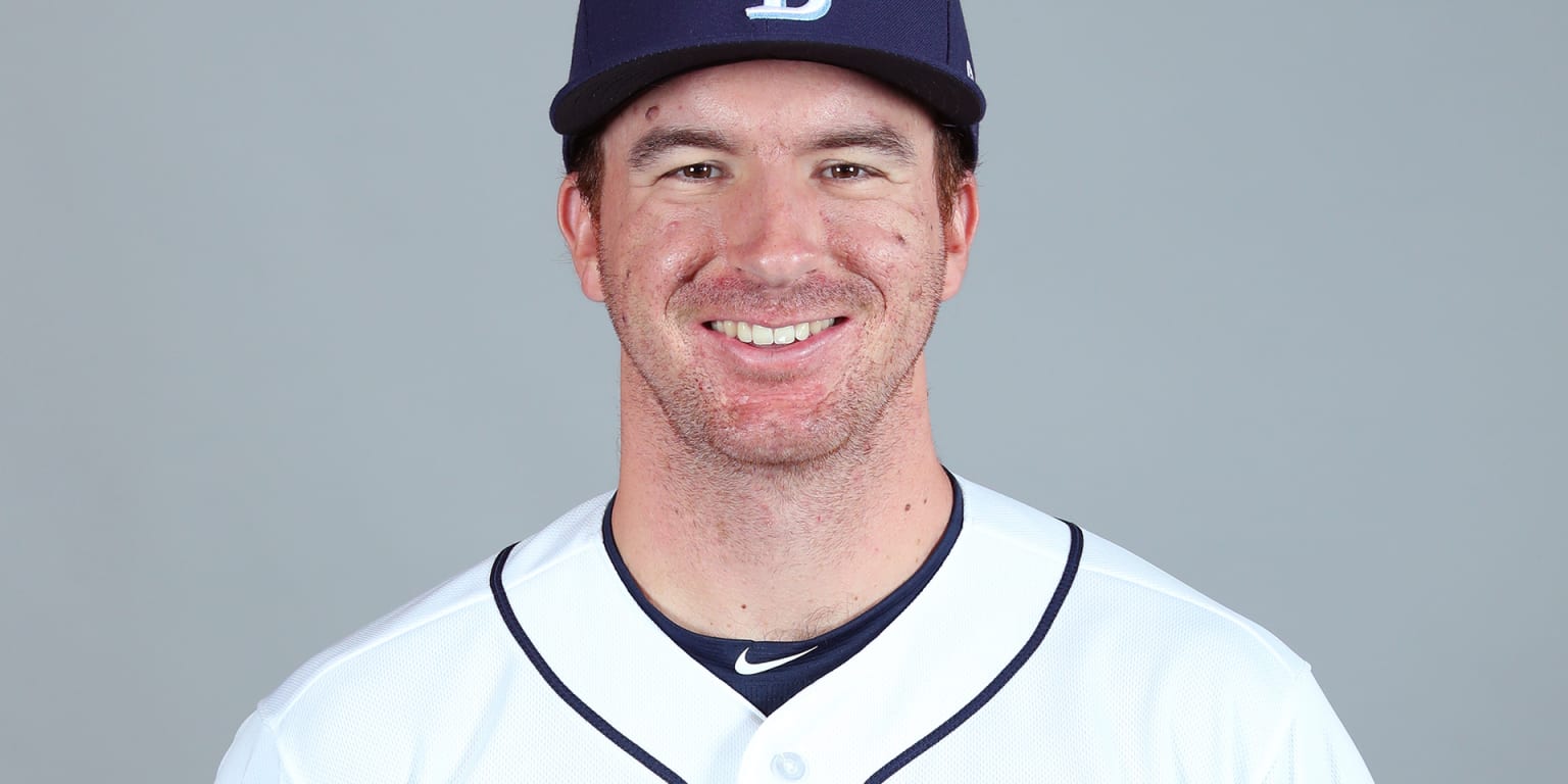 Andrew Moore claimed off waivers by Giants