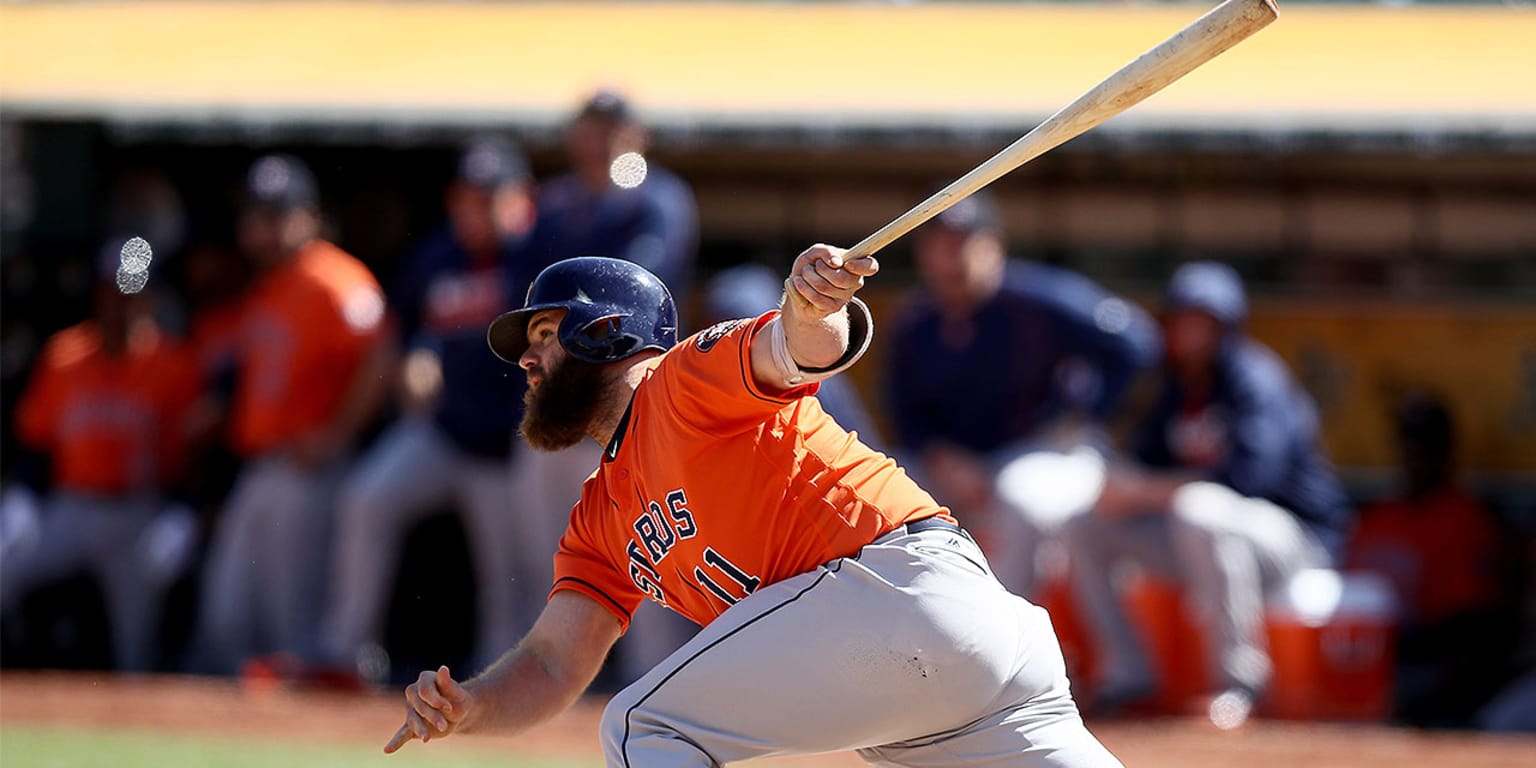 Evan Gattis powers Astros, reaches 30-HR mark