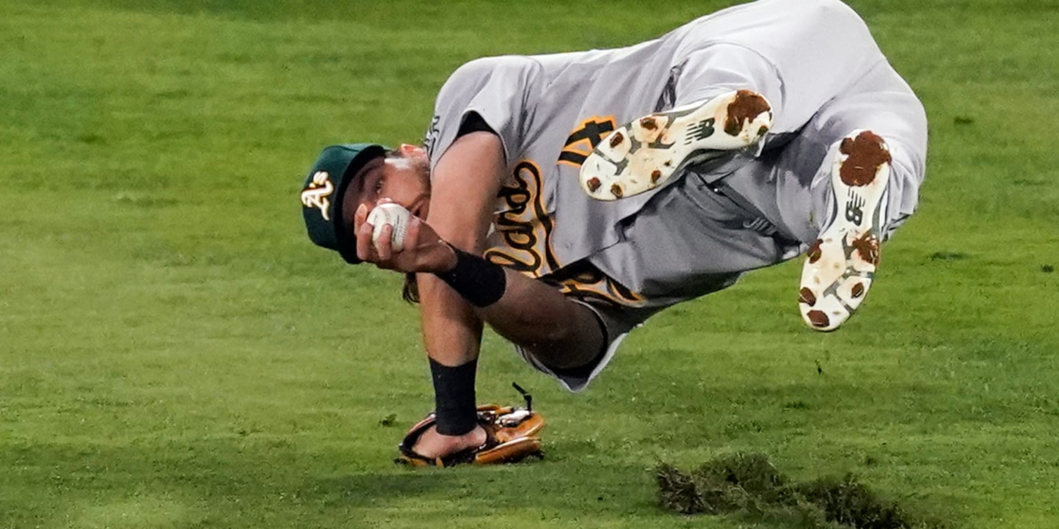 Chad Pinder over-the-shoulder catch