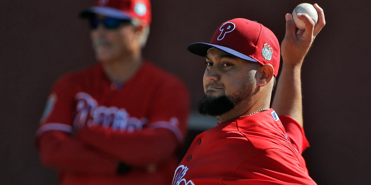 Phillies re-sign veteran pitcher Edward Mujica