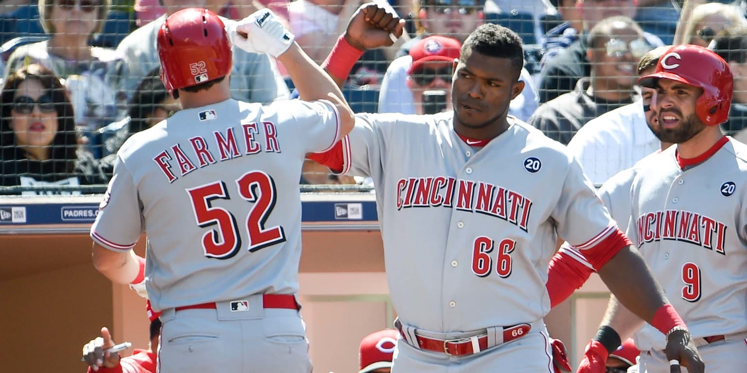 Reds show life on offense, but drop series finale