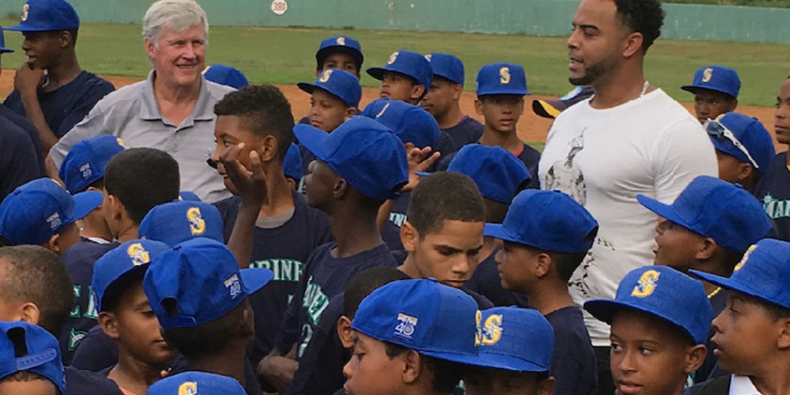 Nelson Cruz, John Stanton give back in DR