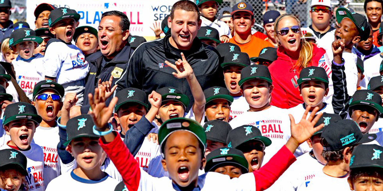 Anthony Rizzo enjoys time at Play Ball event