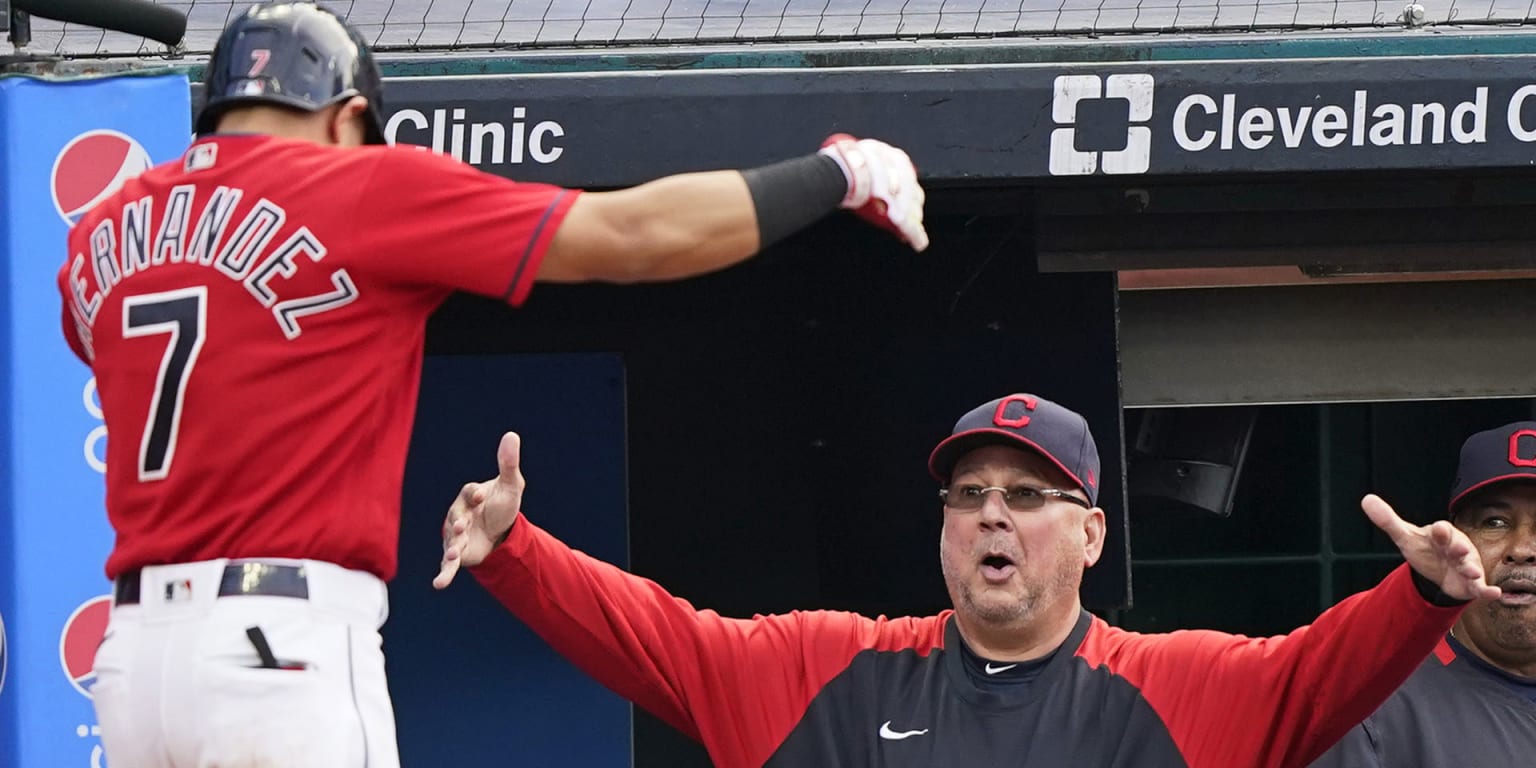 Indians score 14 runs, win series vs. Royals