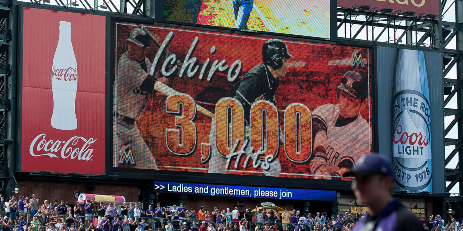 3,000-hit club members congratulate Ichiro