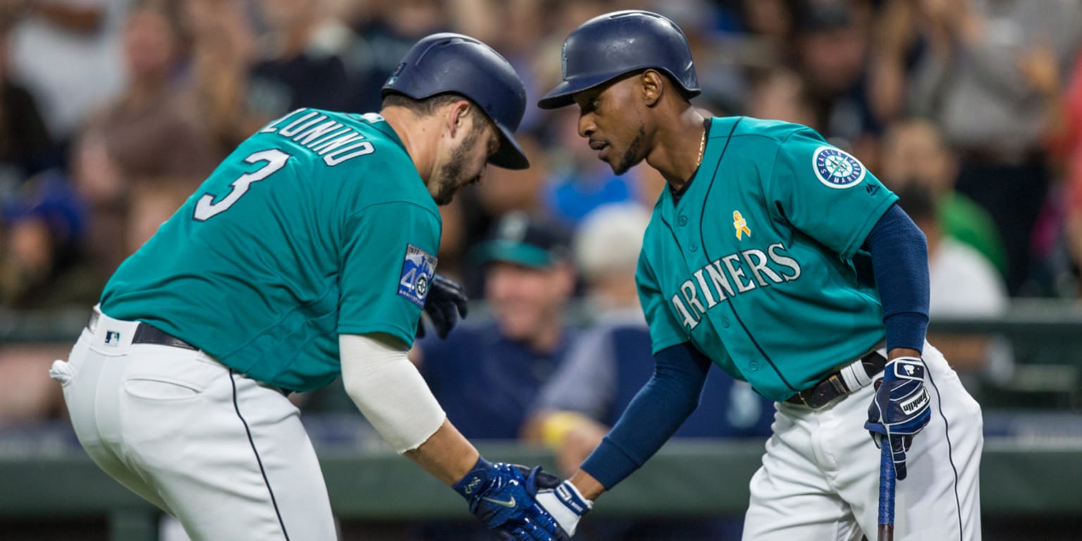 Mariners beat Athletics in Mike Leake's debut