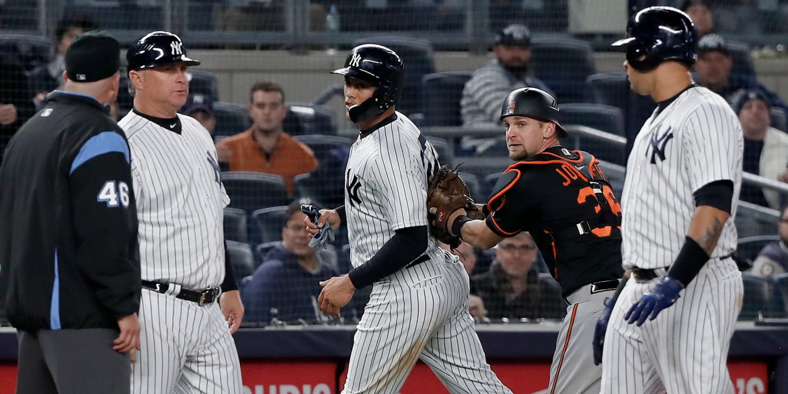 Umpires don't rule double play in odd rundown