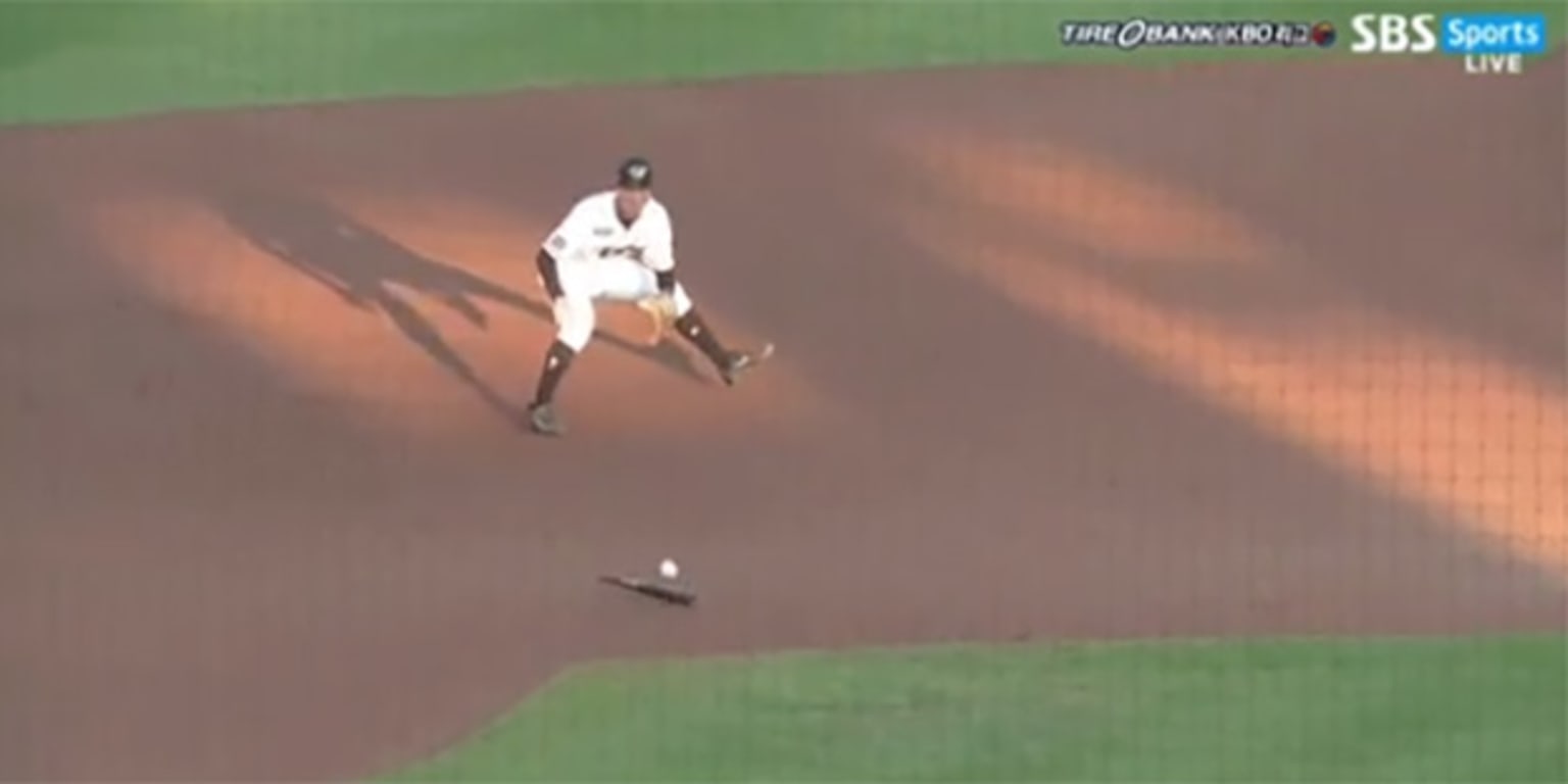 A KBO third baseman dodged a flying bat shard to make an incredible ...